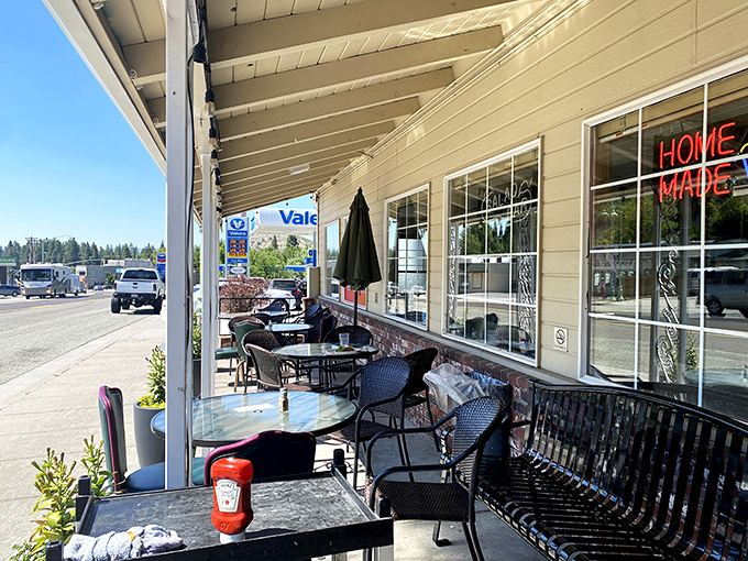 A few outdoor tables for those rare Northern California days when eating chicken fried steak in the sunshine seems like the right move.