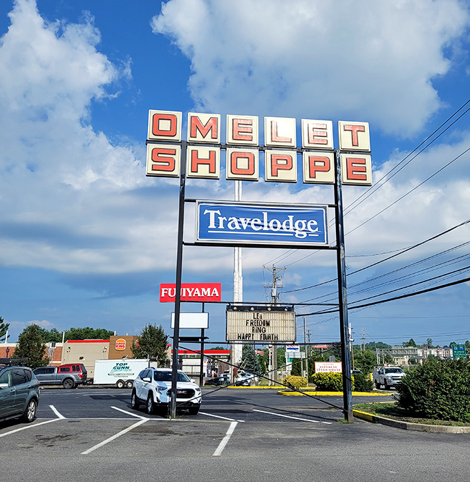 The roadside sign that's guided hungry travelers for years. Positioned perfectly next to the Travelodge&mdash;because nothing says "welcome to town" like eggs and hash browns.