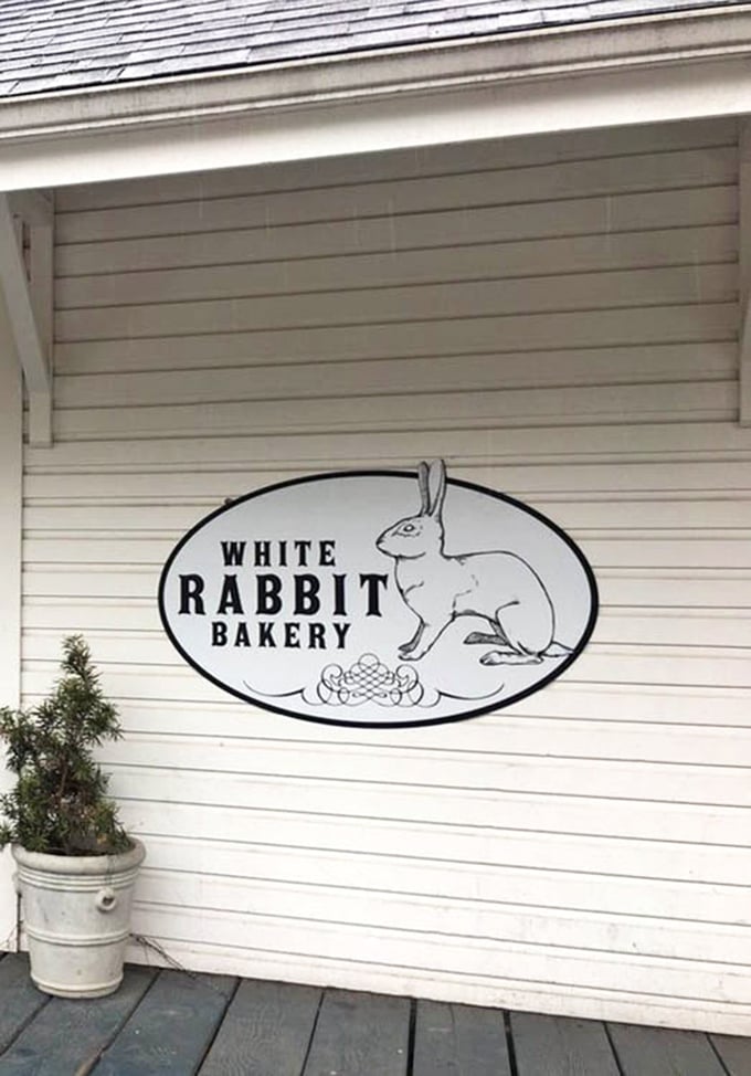 Simple, elegant, and straight to the point&mdash;this sign is the bakery equivalent of "I don't need to brag because my cinnamon rolls speak for themselves."
