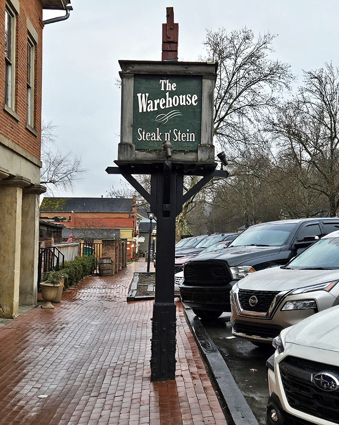 "Steak n' Stein" – the sign promises exactly what The Warehouse delivers best: perfectly cooked beef and cold beer in historic surroundings.