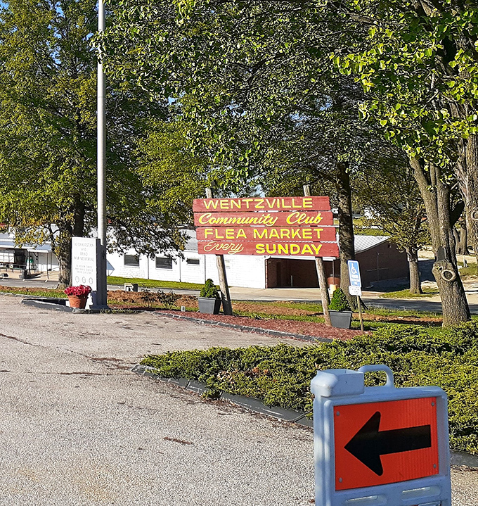 The beacon that draws bargain hunters every Sunday. This weathered sign has guided generations of Missourians to weekend treasure hunting adventures.