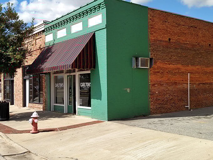 The corner spot that's worth planning your Georgia road trip around. That fire hydrant has seen generations of satisfied customers.