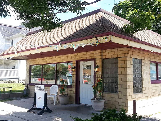 That storefront's been calling hungry folks inside since before GPS knew where Bowling Green was.