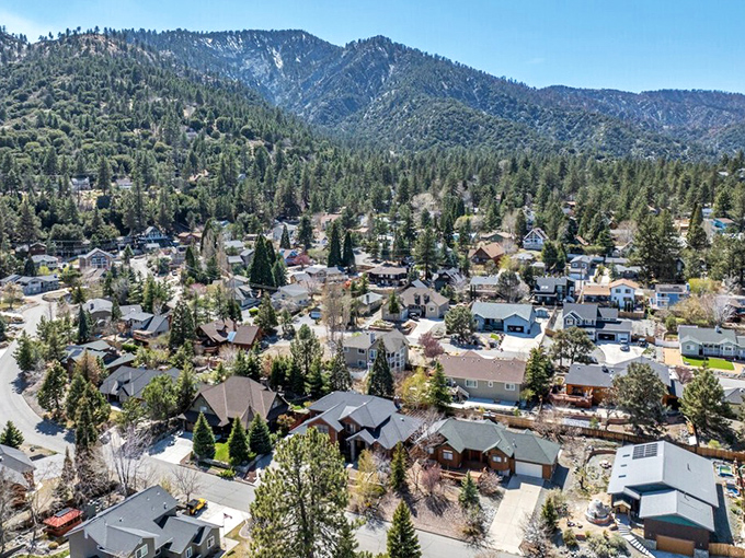 From above, Wrightwood looks like Mother Nature's own gated community&mdash;minus the gates and attitude.
