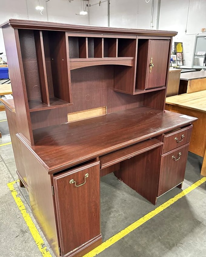 The desk that means business&mdash;with enough compartments to organize your life, or at least pretend you're going to.