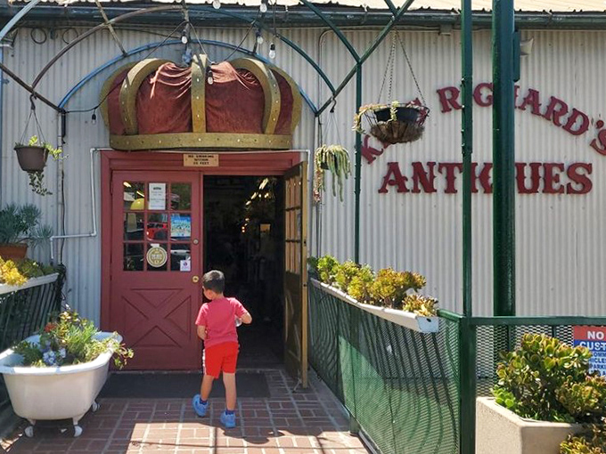 The crown-topped entrance to King Richard's kingdom of collectibles. Even the bathtub planters have stories to tell about their previous lives.