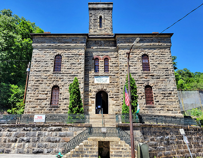 The Old Jail Museum's impressive stone fa&ccedil;ade, complete with barred windows and American flag, stands as a preserved piece of Pennsylvania history.