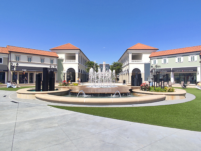 This fountain plaza isn't just pretty&mdash;it's strategic. The soothing sounds of water help calm your credit card anxiety between stores. 