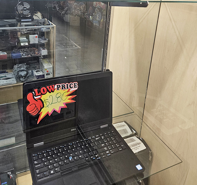 Technology at bargain prices! This laptop display proves you don't need to visit Silicon Valley to find tech deals&mdash;just head to Fontana's indoor treasure trove. 