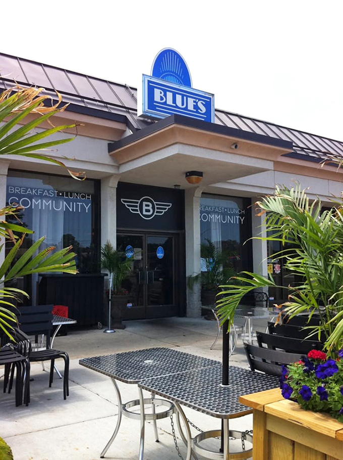 That iconic blue sign promises good things ahead. Like a lighthouse for the breakfast-starved, guiding hungry sailors to port.