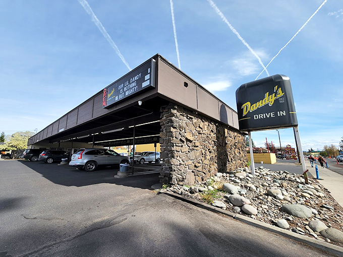 The outdoor seating provides front-row seats to witness fellow diners grapple with their magnificent food mountains in progress.