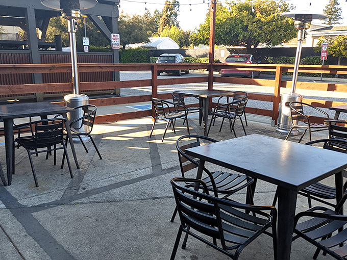 Outdoor seating lets you enjoy Santa Cruz sunshine with your smoke ring and sauce.