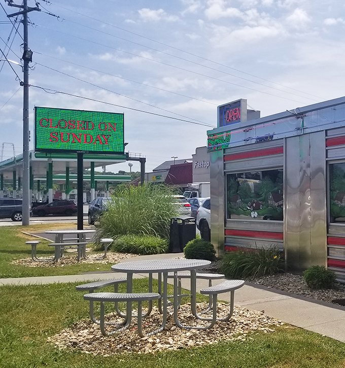 Outdoor seating for those perfect Tennessee days when the only thing better than diner food is diner food enjoyed in the fresh mountain air.