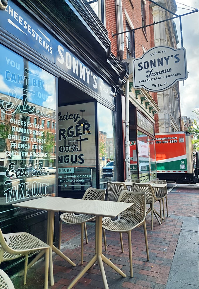 Sidewalk seating for those who prefer their cheesesteak with a side of people-watching and Old City charm.