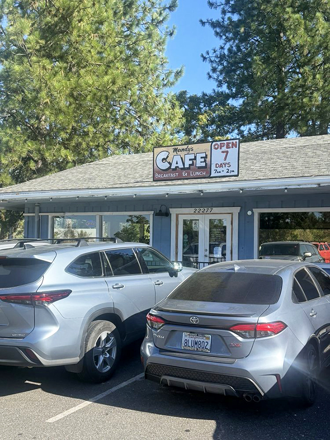 When the parking lot looks like this at 9am on a weekday, you know you've found the real deal&mdash;follow the locals to breakfast gold.