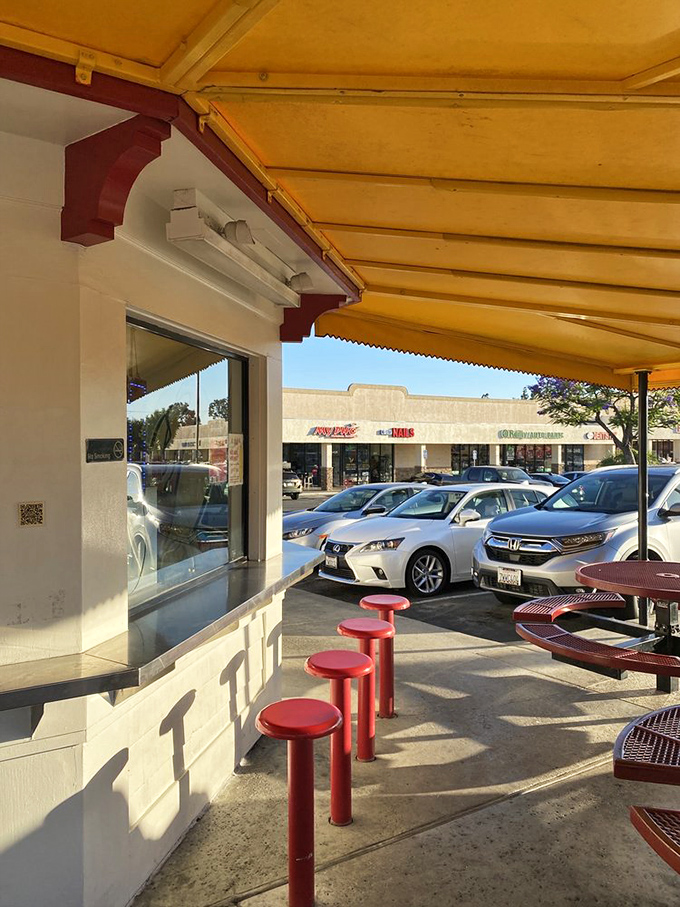 Red stools and picnic tables: the democratic seating plan where CEOs and surfers alike gather in pursuit of hot dog perfection.