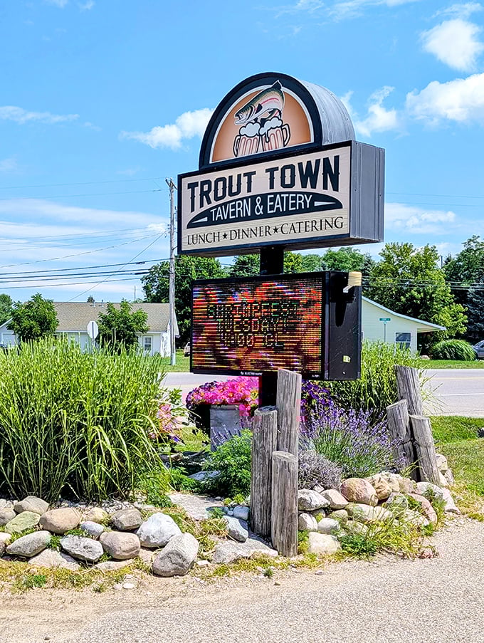 A sign that promises lunch, dinner, and catering – basically everything you need for food happiness.