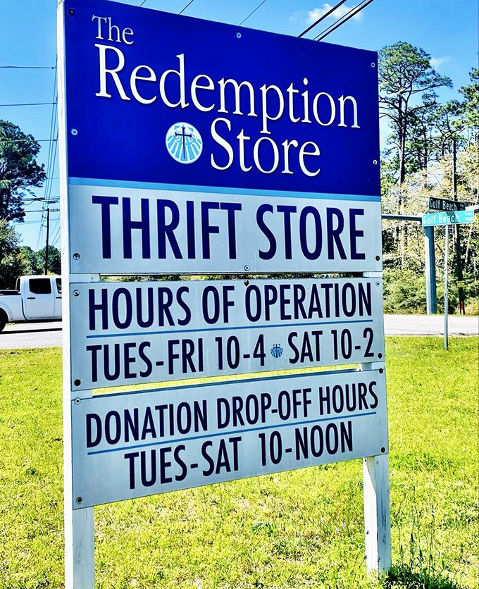 The roadside beacon for bargain hunters. Operating hours posted clearly &ndash; because treasure hunting requires proper planning!