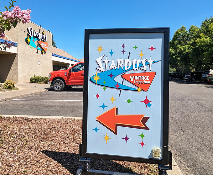 The sign that guides treasure hunters to their destination. Like a mid-century motel sign, it promises adventure with a side of nostalgia.
