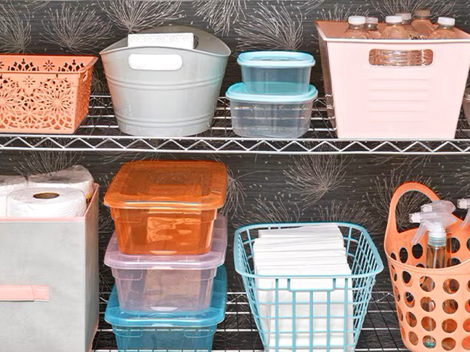 Storage solutions in pastel perfection. These containers promise to organize your life while adding a pop of color to your shelves. 