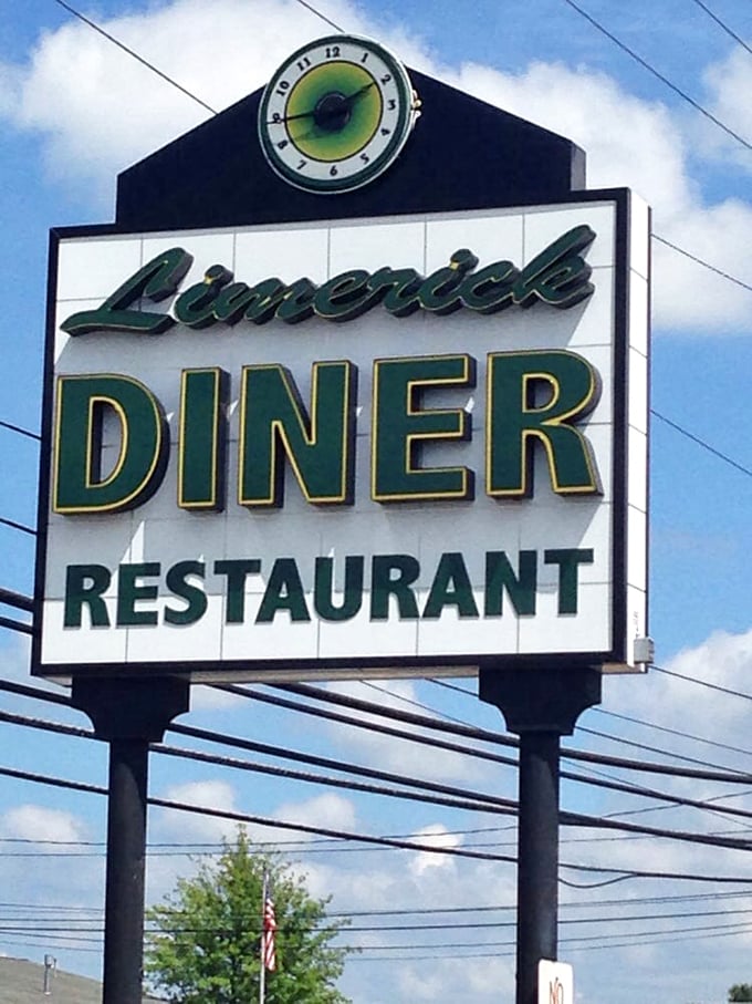 A sign that's stood the test of time, complete with clock to remind you it's always a good hour for diner food. The green lettering practically screams "classic American eatery."