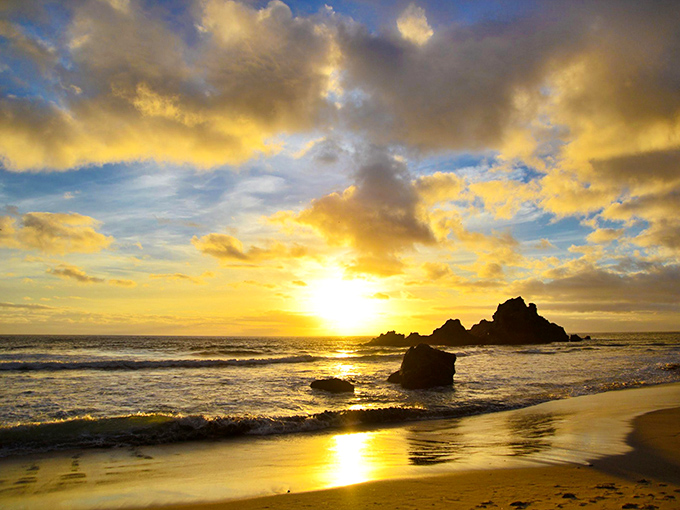 As the day bids farewell, Pfeiffer Beach reveals its most spectacular magic: a sunset that turns sea spray to gold and hearts to poetry.