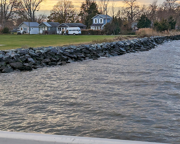 Where neighborhood meets nature&mdash;these waterfront homes enjoy front-row seats to Delaware Bay's ever-changing aquatic theater.
