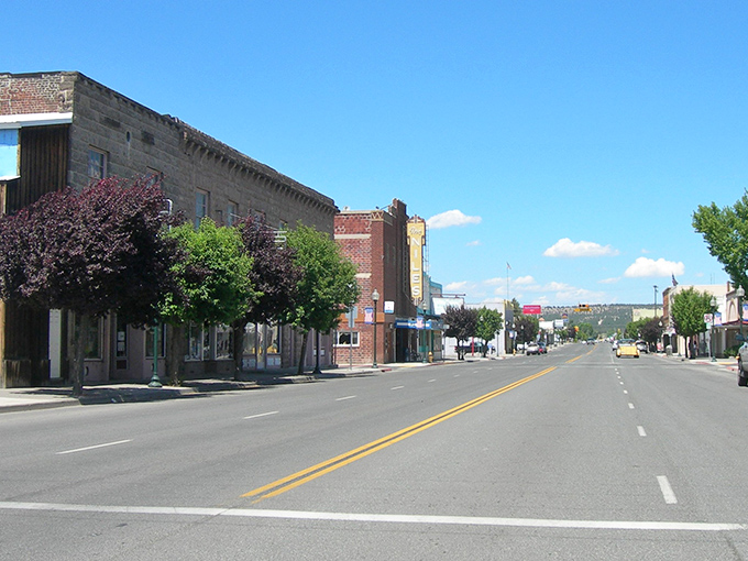 Small-town charm on a supersized street! Alturas serves up a slice of Americana under that impossibly blue California sky.