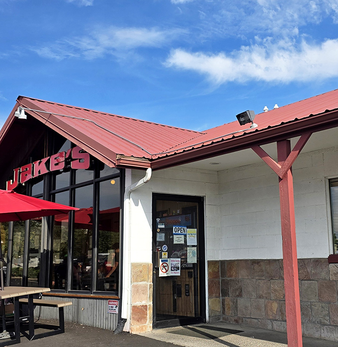 That red roof isn't just for show &ndash; it's a beacon calling hungry travelers to breakfast paradise.