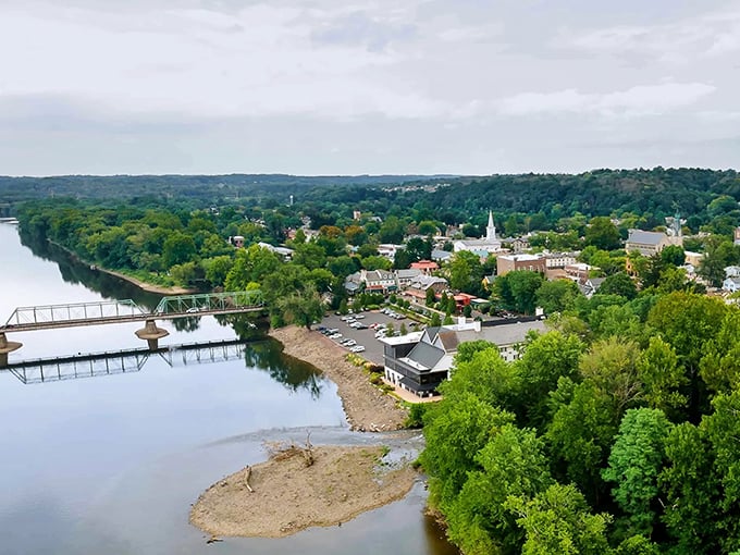 New Hope's riverside charm unfolds like a storybook, where every cobblestone whispers tales of artistic dreams.