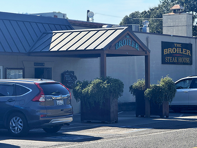 The unassuming exterior of The Broiler Steak House proves once again that the best culinary treasures often hide in plain sight.