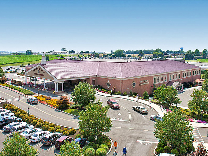 Like something from a Norman Rockwell painting, this sprawling smorgasbord palace promises endless comfort food adventures.