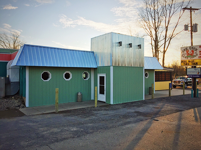 The Deck Down Under: Nautical charm in the heartland! Those porthole windows aren't just for show&mdash;they're peeking into a seafood paradise hiding in plain sight.