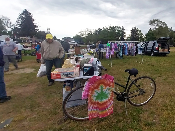 Look at this treasure hunter's paradise where bicycles and tie-dye shirts create the perfect browsing adventure!