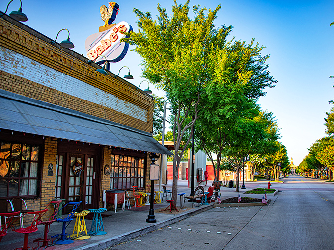 When a restaurant looks this welcoming from the street, you know the chicken inside means business.