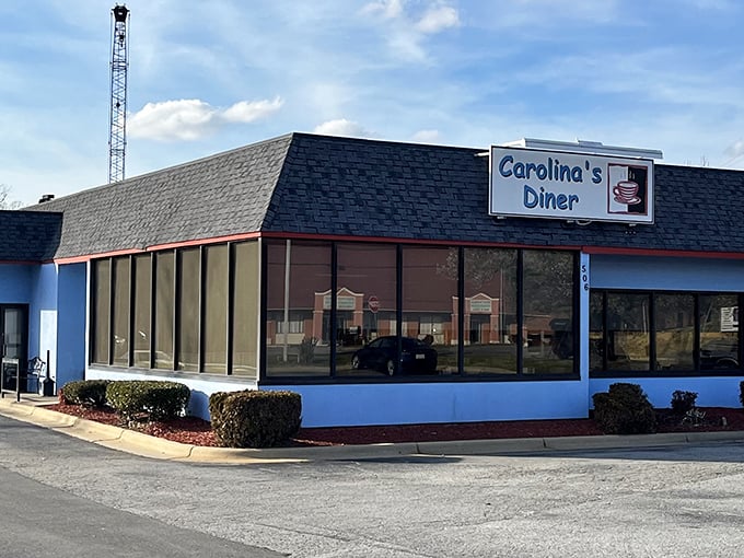 Sometimes the best diners hide in plain sight, waiting to wrap you in warmth and good eats.