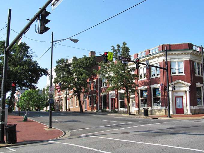Stroll these brick-lined streets where George Washington once walked, now filled with shops and cafes. 