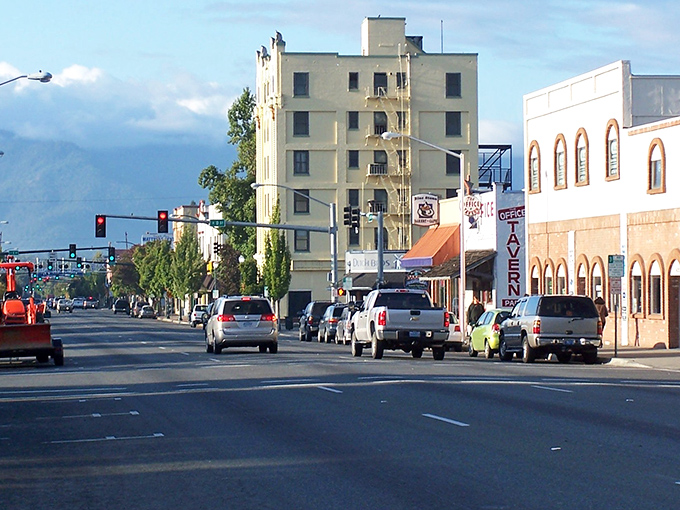 Main Street in Grants Pass offers the perfect small-town vibe with locally-owned shops and ample parking&mdash;a refreshing change from big city congestion.