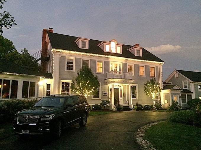 When the lights come on, Hunt Club transforms into pure dining magic that would make Gatsby jealous.