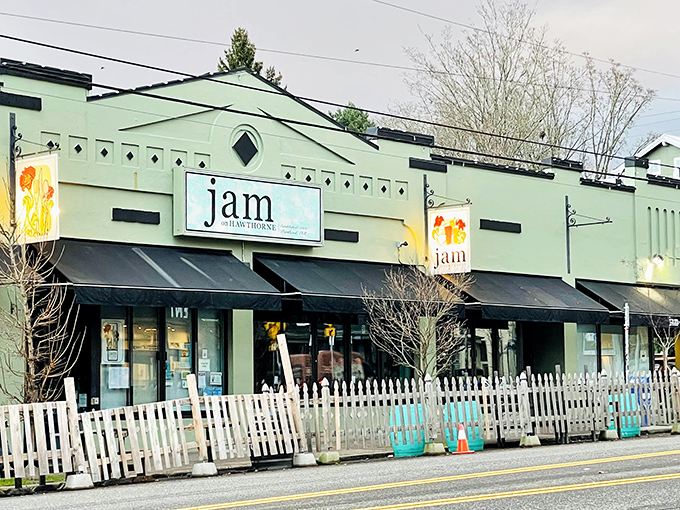 When a breakfast spot needs outdoor seating this inviting, you know the food's worth the wait.