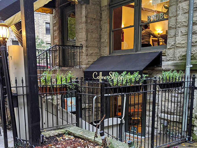 Step down into breakfast heaven! This cozy Chicago hideaway proves the best morning meals sometimes require a little descent.