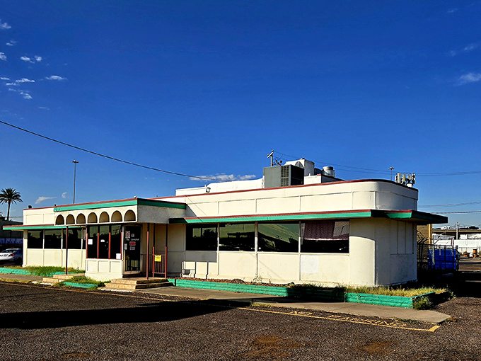Bathed in desert sunlight, Mel's distinctive architecture harks back to an era when diners were America's living rooms and breakfast was an art form.