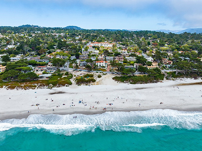 Homes with million-dollar views that somehow make you feel both jealous and grateful just to witness them. Pure coastal California magic.