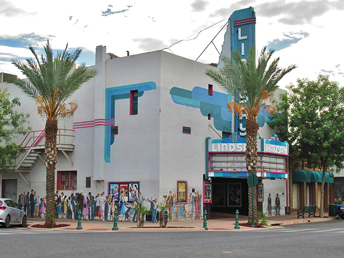 The historic Lindsay Theater, with its Art Deco charm and vibrant turquoise fa&ccedil;ade, offers entertainment without the Hollywood prices or attitude.