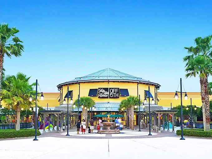 Sunshine, palm trees, and designer discounts &ndash; Florida's most irresistible threesome. The central plaza invites shoppers to pause between wallet-emptying expeditions.