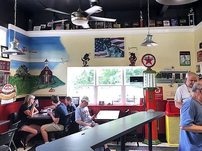 Inside, nostalgia meets appetite with Americana d&eacute;cor that makes you feel patriotic about your decision to indulge.