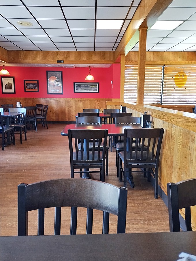 Wood paneling and red walls create the perfect backdrop for burger bliss. This isn't trendy d&eacute;cor&mdash;it's timeless comfort.