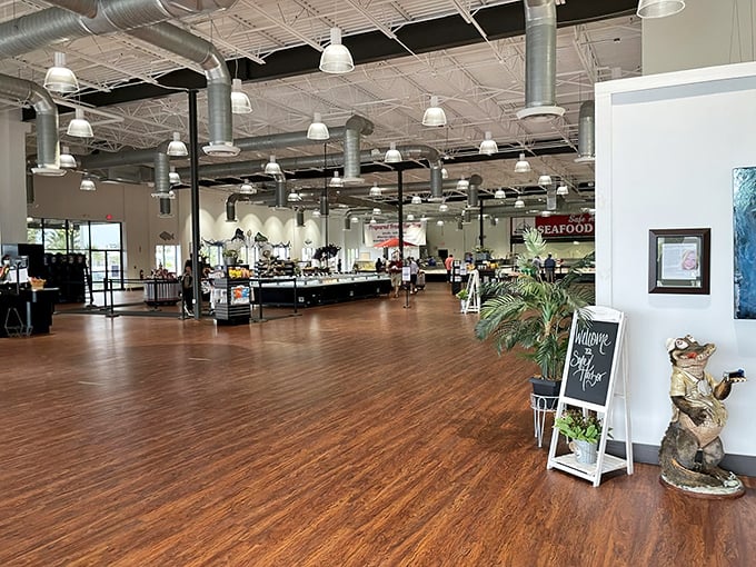 Industrial chic meets maritime function in this spacious interior. The wooden floors have witnessed countless seafood pilgrimages and "oh my god" first bites.