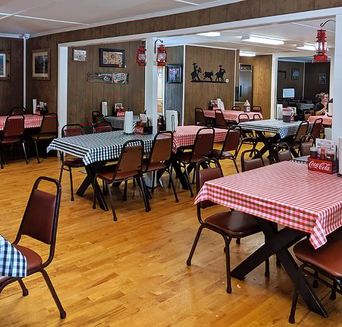 Red and black checkered tablecloths create that classic "you're about to eat something amazing" atmosphere. No designer needed when you've got tradition this strong.
