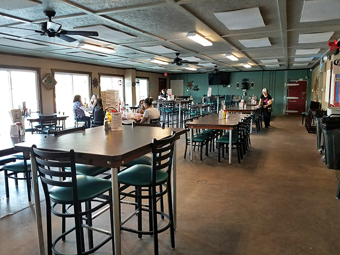 Simple tables, mint-green walls, and ceiling fans spinning lazily overhead &ndash; the stage is set for seafood that outshines any fancy d&eacute;cor.